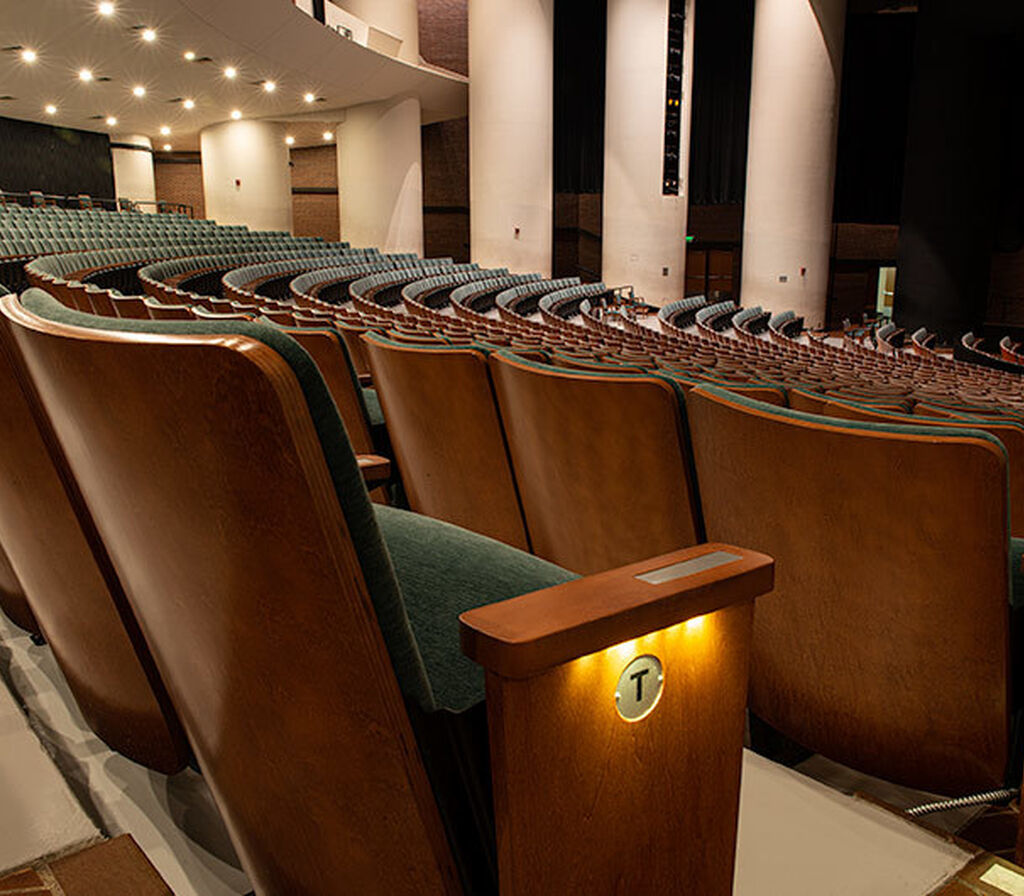 Worldwide leader for fixed and telescopic seating