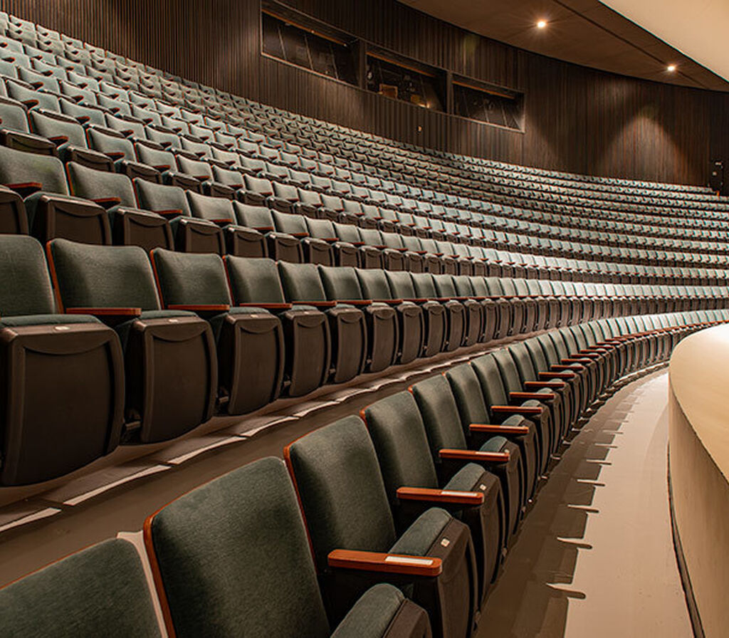 Worldwide leader for fixed and telescopic seating